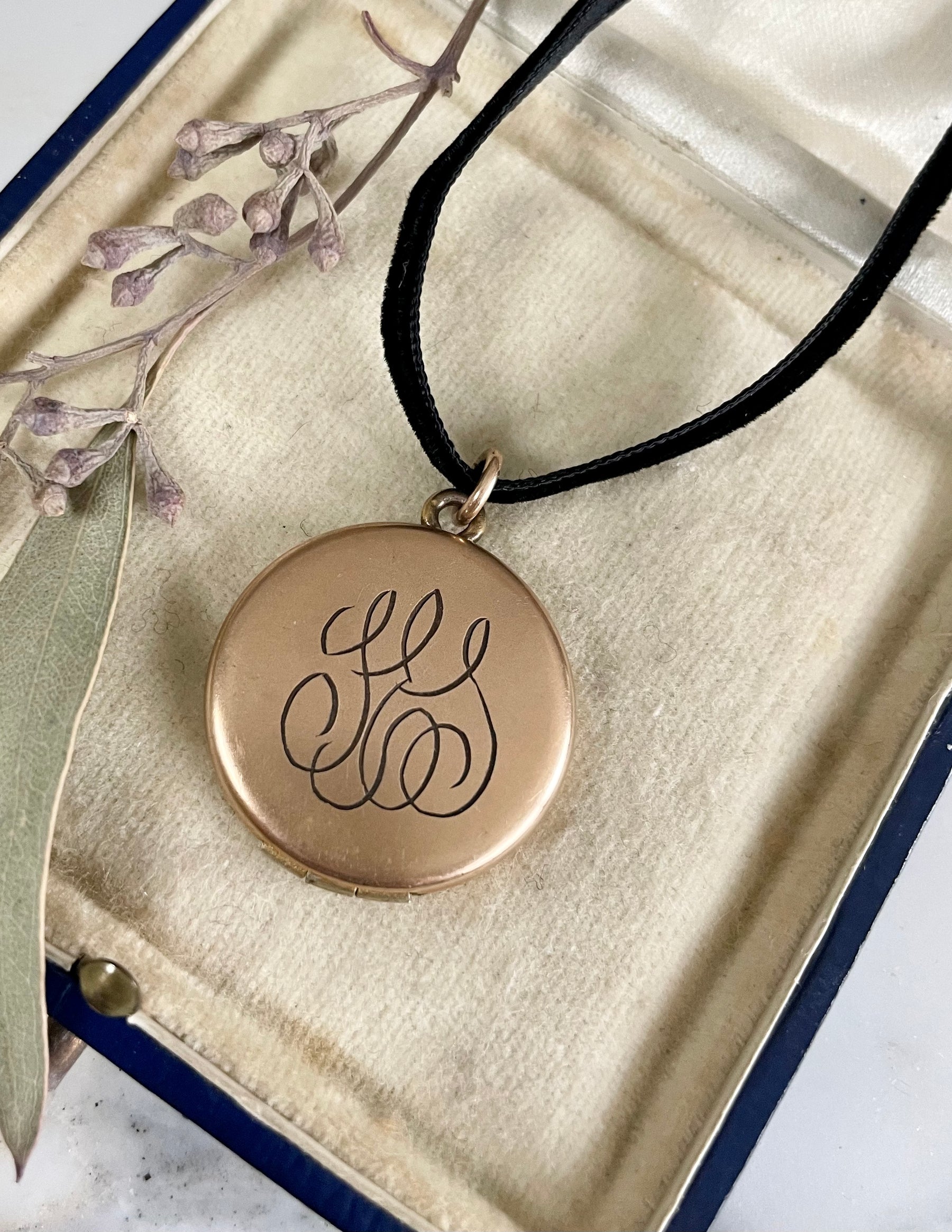 Rose Gold Flower Locket – DEAR GOLDEN